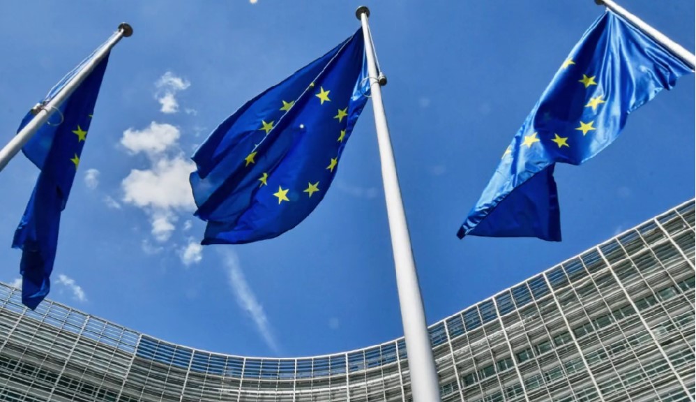 Apple once again bows to the EU, will allow side-loading apps